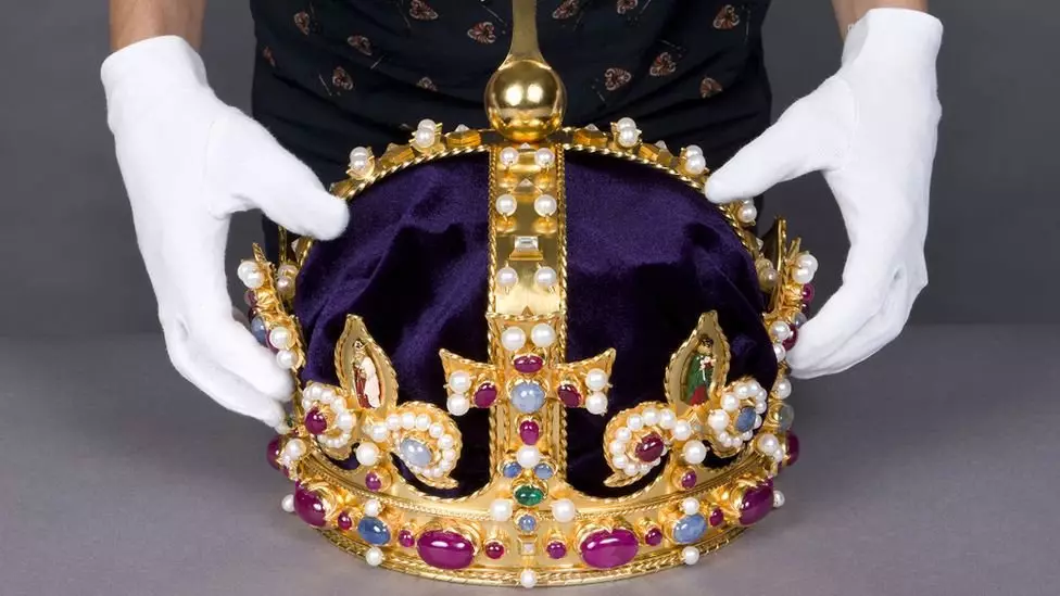 En kopi fra 2012 av Henry VIIIs krone