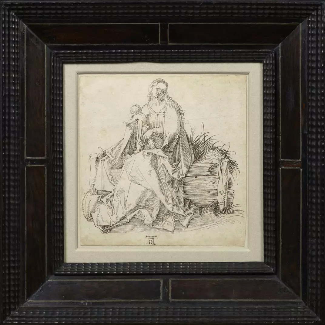 Debel črn okvir drži porumenel kos papirja s skico Device s črnilom, ki drži otroka Jezusa