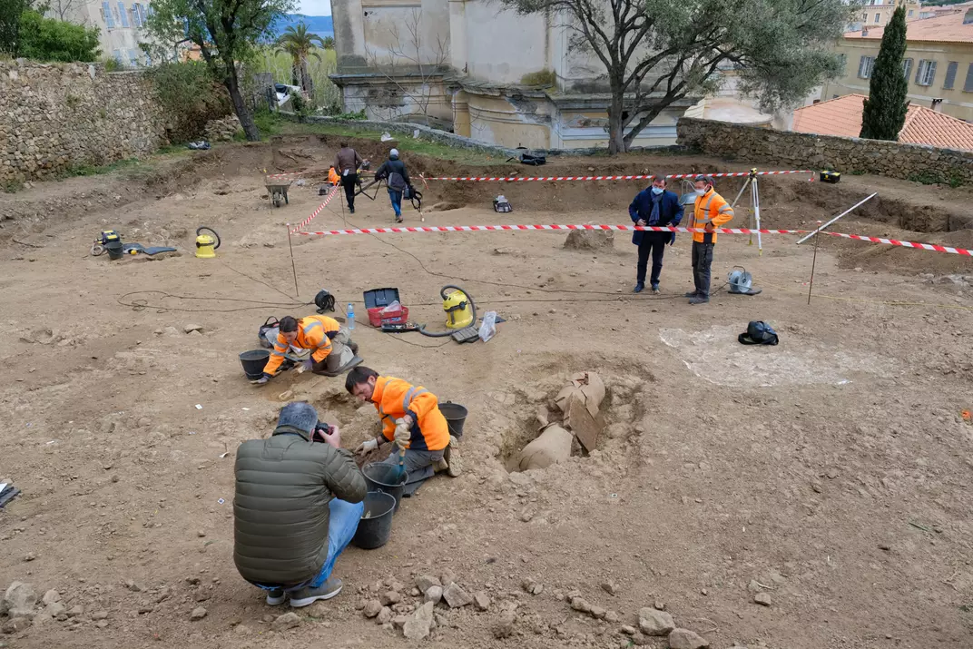 Bu Eski Yetişkinler Neden Korsika Adası'ndaki Kavanozlara Gömüldü? 30921_2