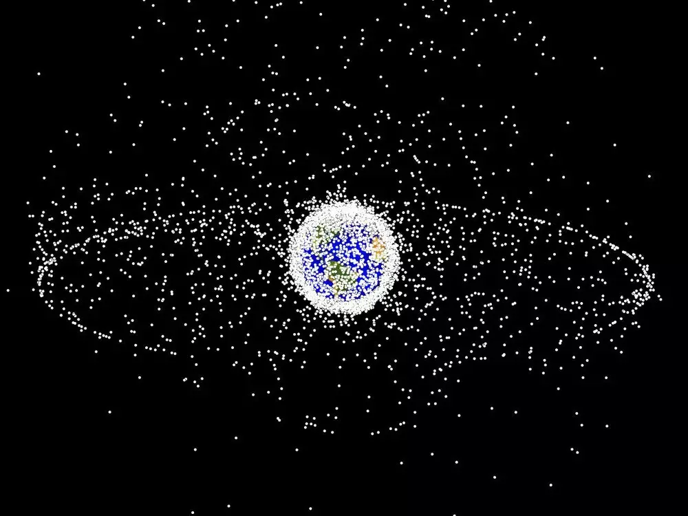 Χύτευση ενός δικτύου υψηλής τεχνολογίας για τα διαστημικά σκουπίδια