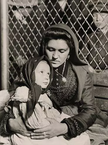 Italiaanse ma en kind nadat hulle in Ellis Island aangekom het.