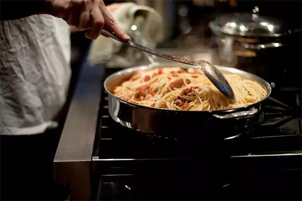Spaghetti akọkọ bẹrẹ si tẹle eran ni awọn ile ounjẹ Itali ni Amẹrika.