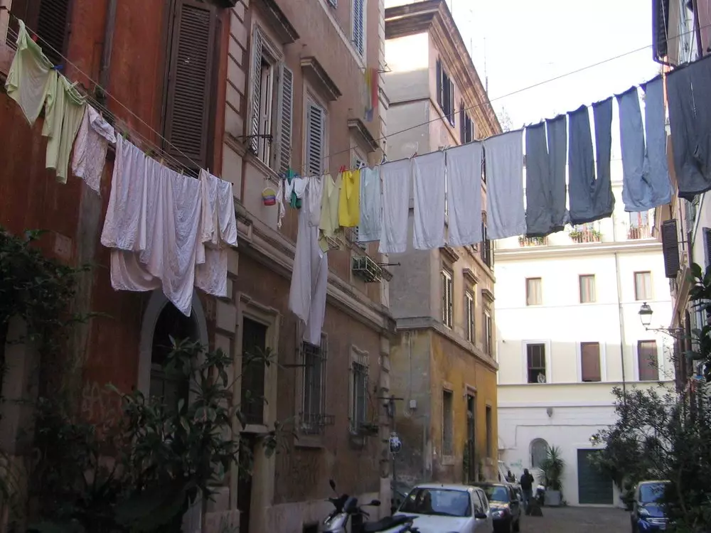 La ropa se cuelga para secar sobre una calle italiana