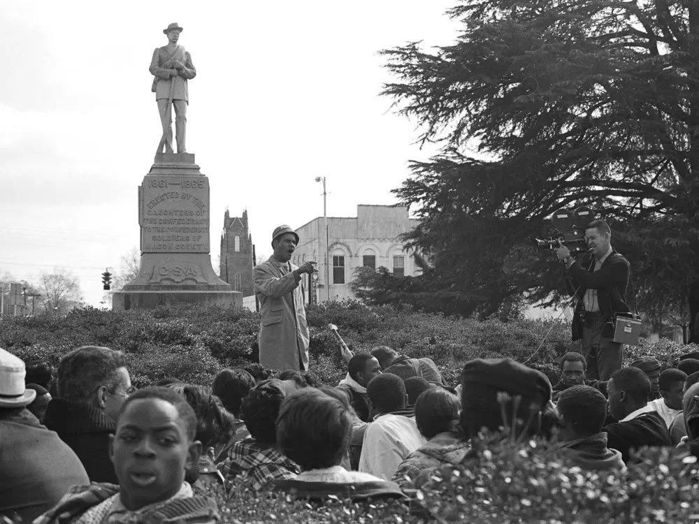 Els manifestants negres s'han concentrat contra les estàtues confederades durant generacions