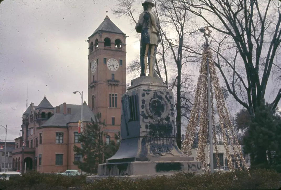 Estatua confederada desfigurada