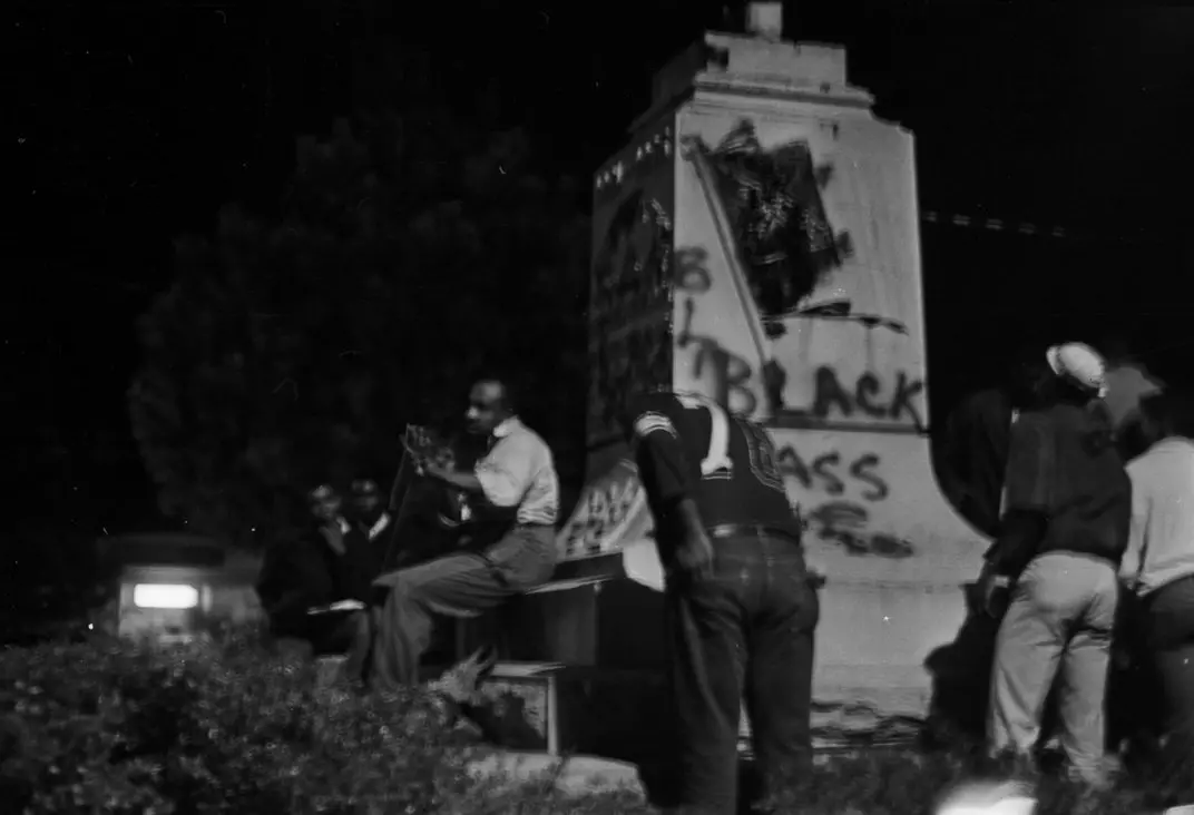 estudantes protestando no monumento confederado