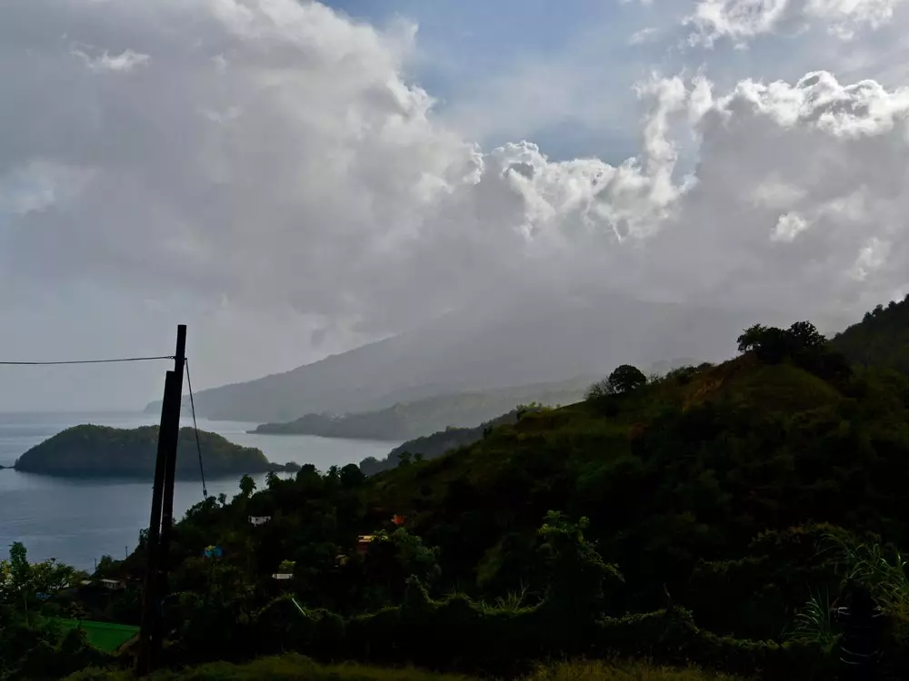 Valokuvassa näkyy La Soufrière -tulivuori tuhkan ympäröimänä kaukana