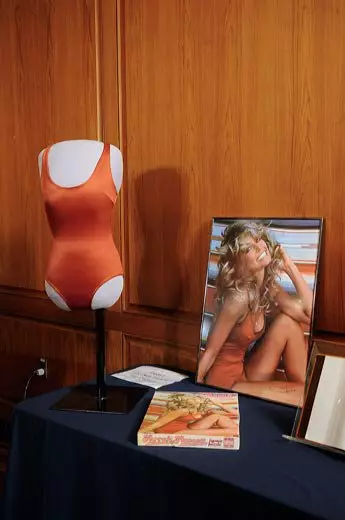 20110520110705farrah-fawcett-costume-da-bagno.jpg