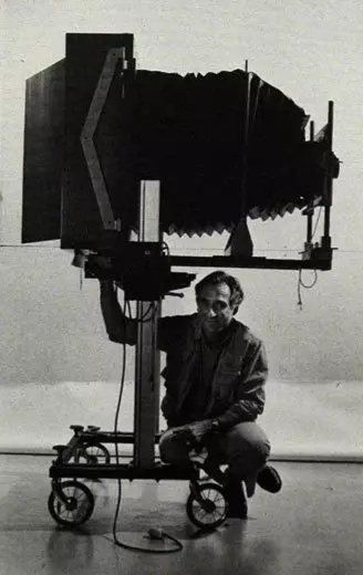 Neal Slavin עם מצלמת פולארויד בגודל 20x24 אינץ'