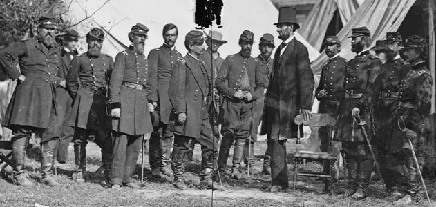 Il presidente Lincoln con gli ufficiali nella battaglia di Antietam