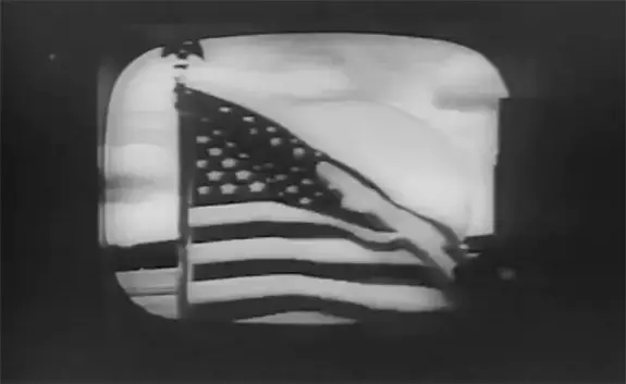 Amerikas karogs plīvo Andoverā, Meinā. Šis bija pirmais video, ko jebkad pārraidīja komerciālais satelīts.