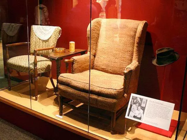 Էդիթի և Արչիի աթոռները, ցուցադրված Ամերիկյան պատմության թանգարանում, 2008 թ.