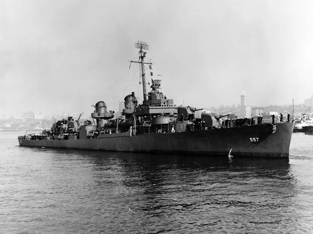 Isang itim at puting larawan ng American Destroyer ang USS Johnston sa labas ng mga daungan ng Seattle noong 1943
