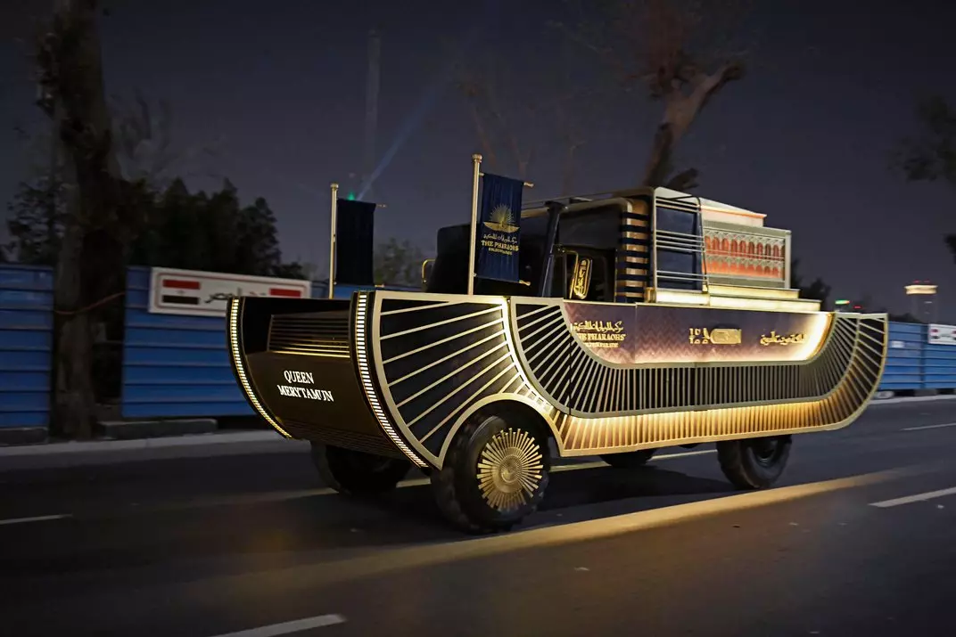 L'un des véhicules en forme de bateau utilisé pour transporter les momies