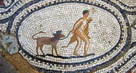 Um mosaico de Hércules com o animal de estimação Cerberus.