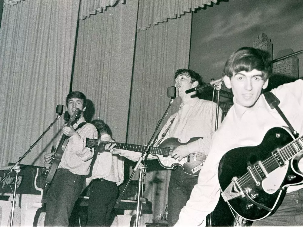 John Lennon, Paul McCartney in George Harrison nastopajo v klubu Star-Club v Hamburgu v Nemčiji maja 1962.
