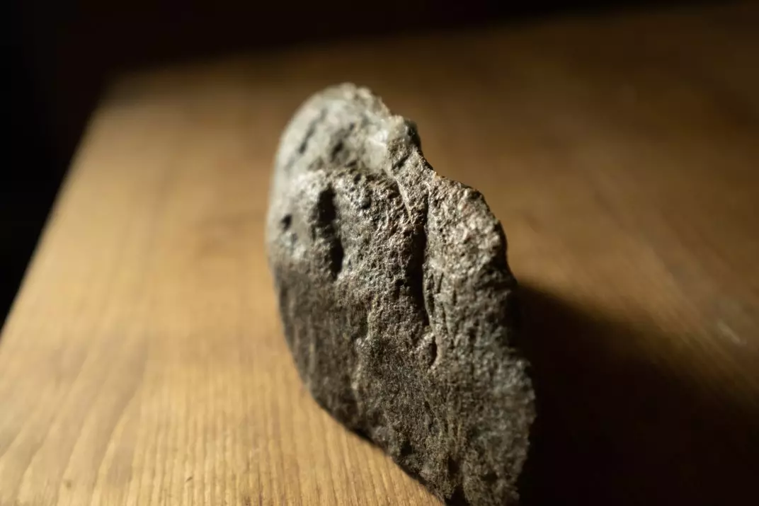 Das Steinmesser, mit dem die neu entdeckten Petroglyphen geschnitzt wurden