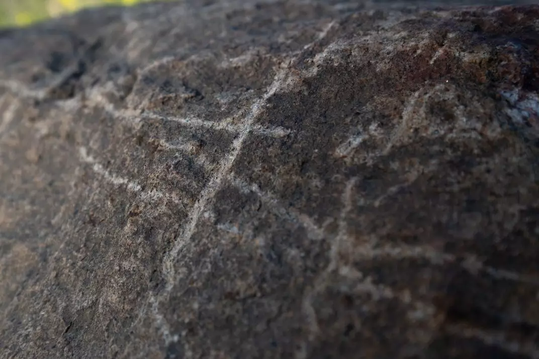 Mawonekedwe a petroglyph carving