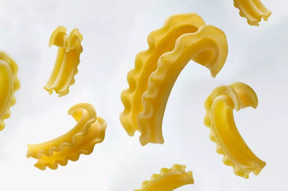 'n Foto van verskeie Cascatelli-pasta wat teen 'n wit agtergrond val