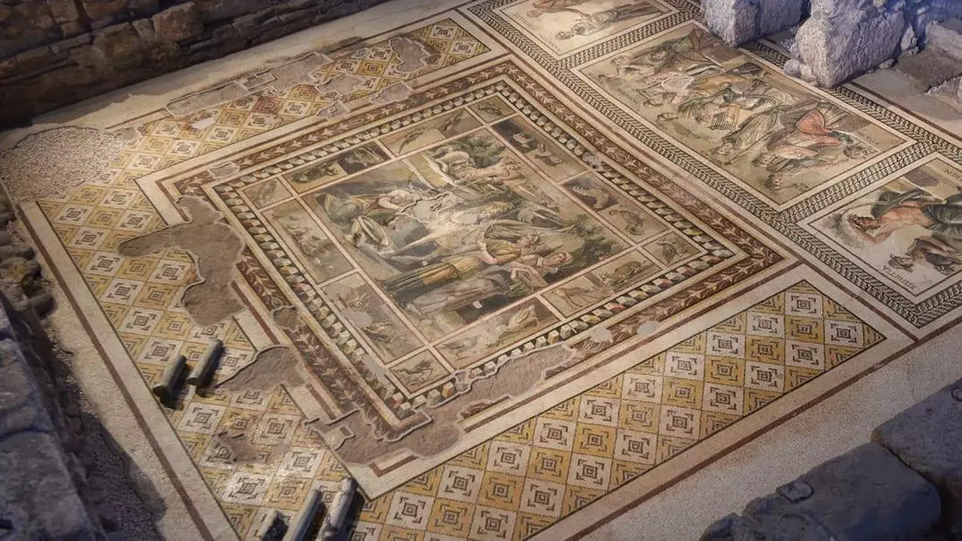 Isara ang floor mosaic