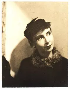 المرأة في قلب كل ذلك ، بيغي بيكون ، تم تصويرها حوالي عام 1920.