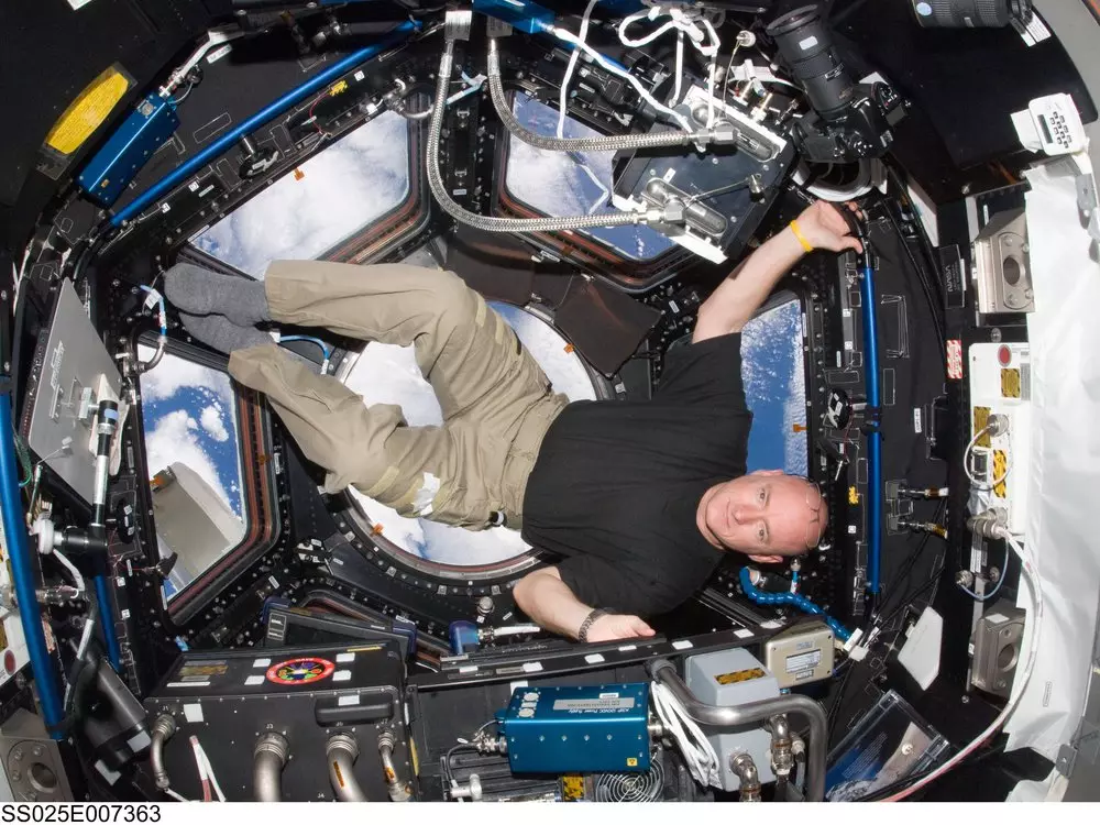 Woyang'anira zakuthambo Scott Kelly ali mbali mu Cupola ya International Space Station