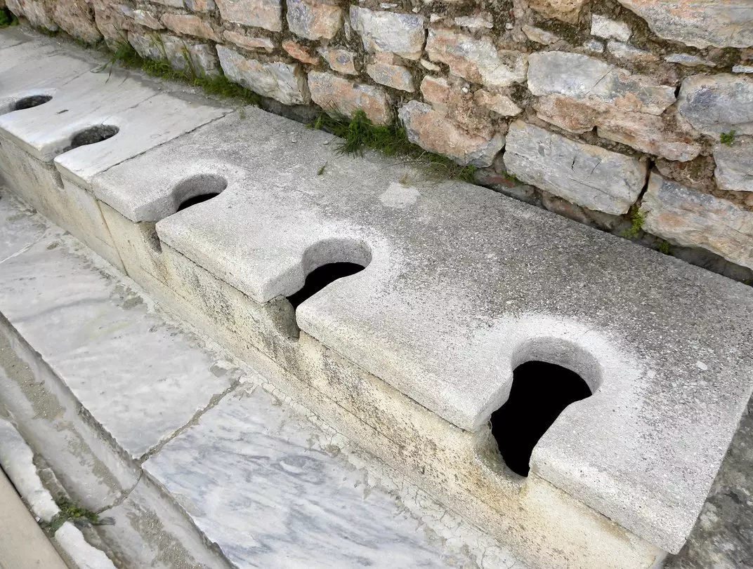 2020 年土耳其以弗所古厕所的照片