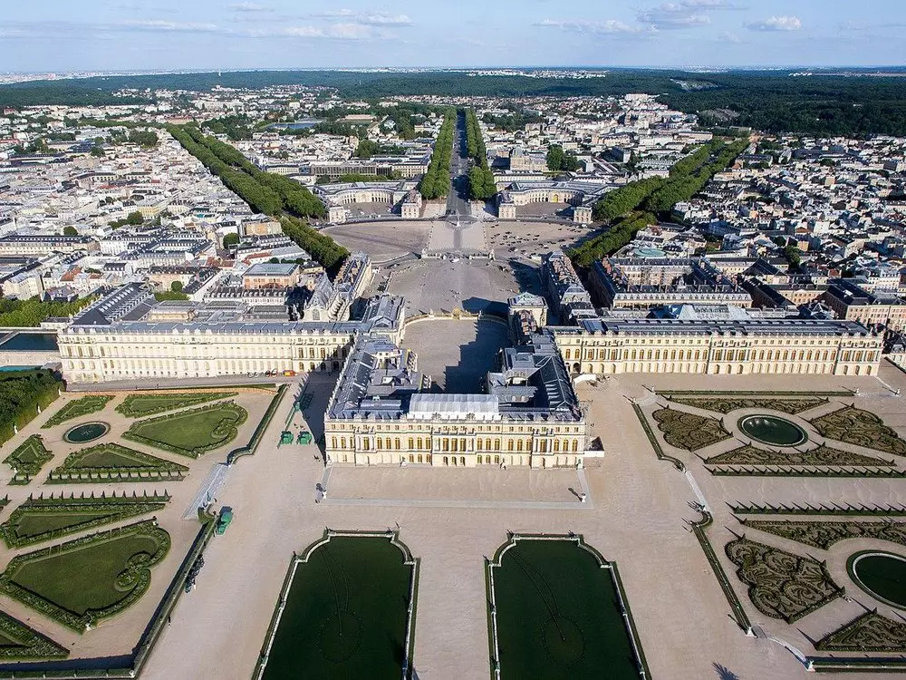 نمای هوایی از کاخ ورسای، فرانسه