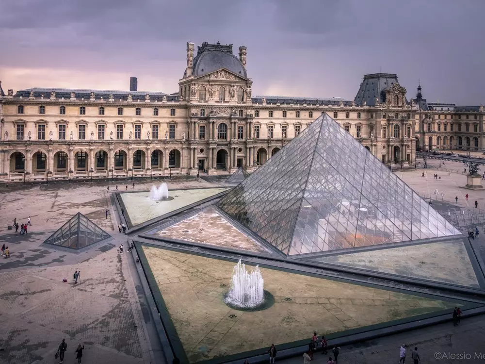 Lugfoto van die Louvre-museum