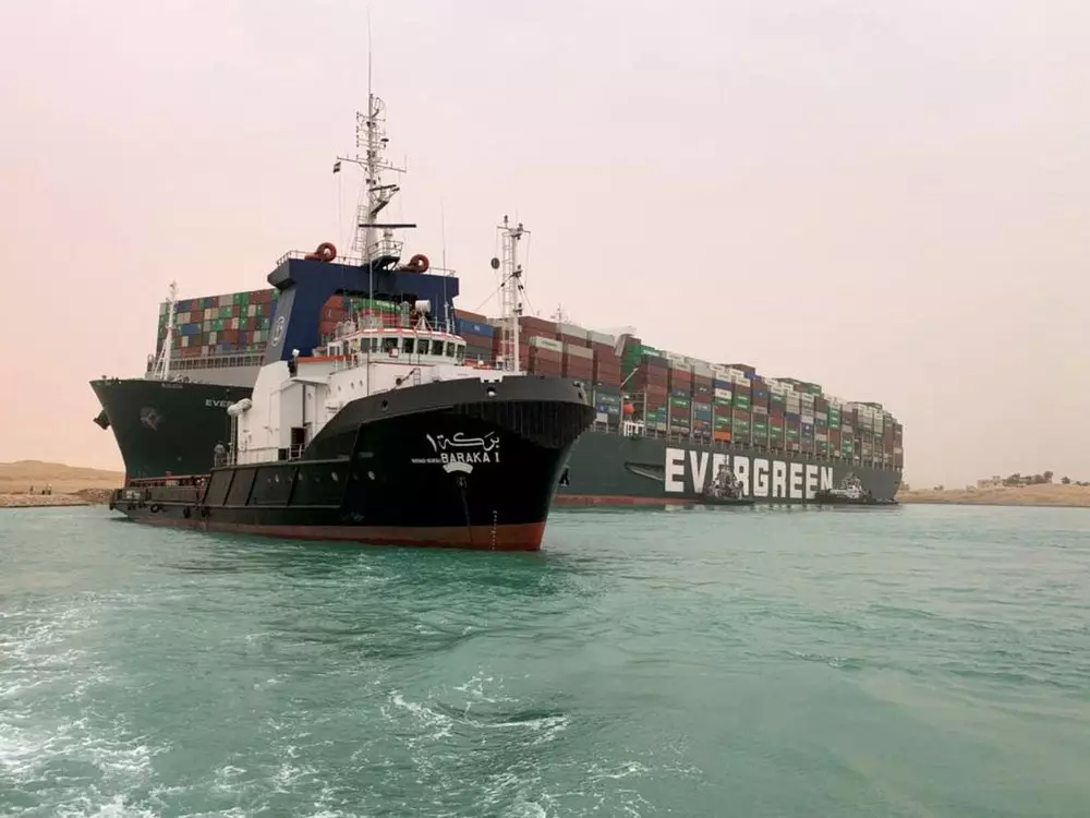 Pildid, on laevalaev, Ever Given, kinni Suessi kanalil. Pildil ees on puksiir, mis üritab seda vabaks tõmmata