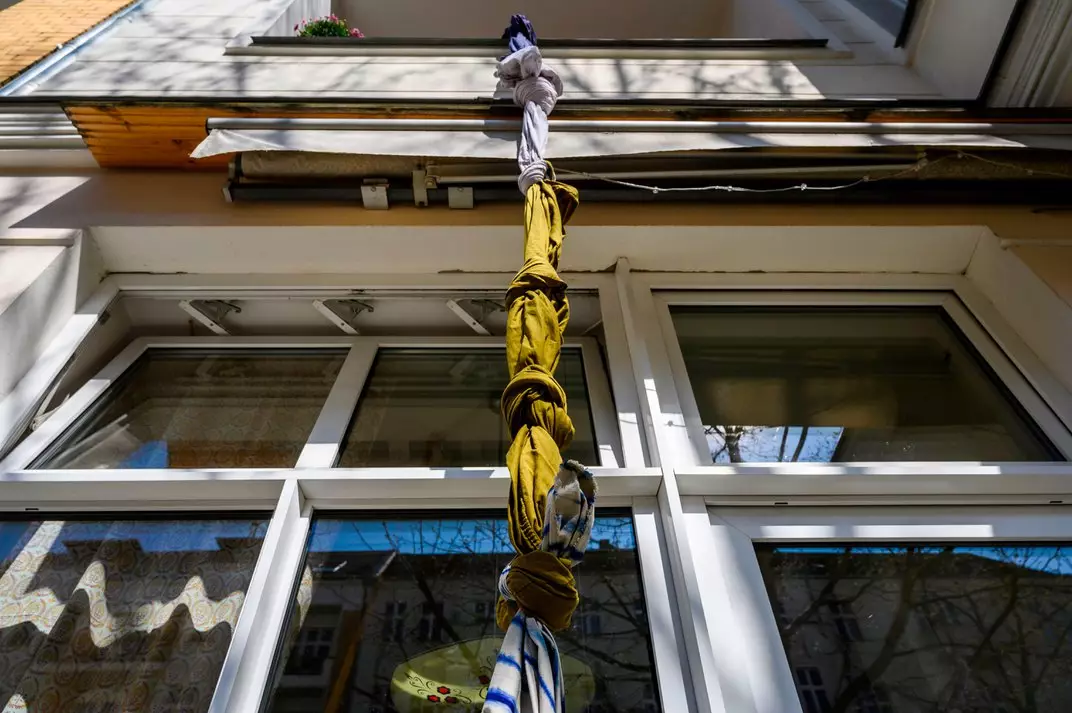 Artistas de Berlín convierten sus balcones en mini galerías 31954_4