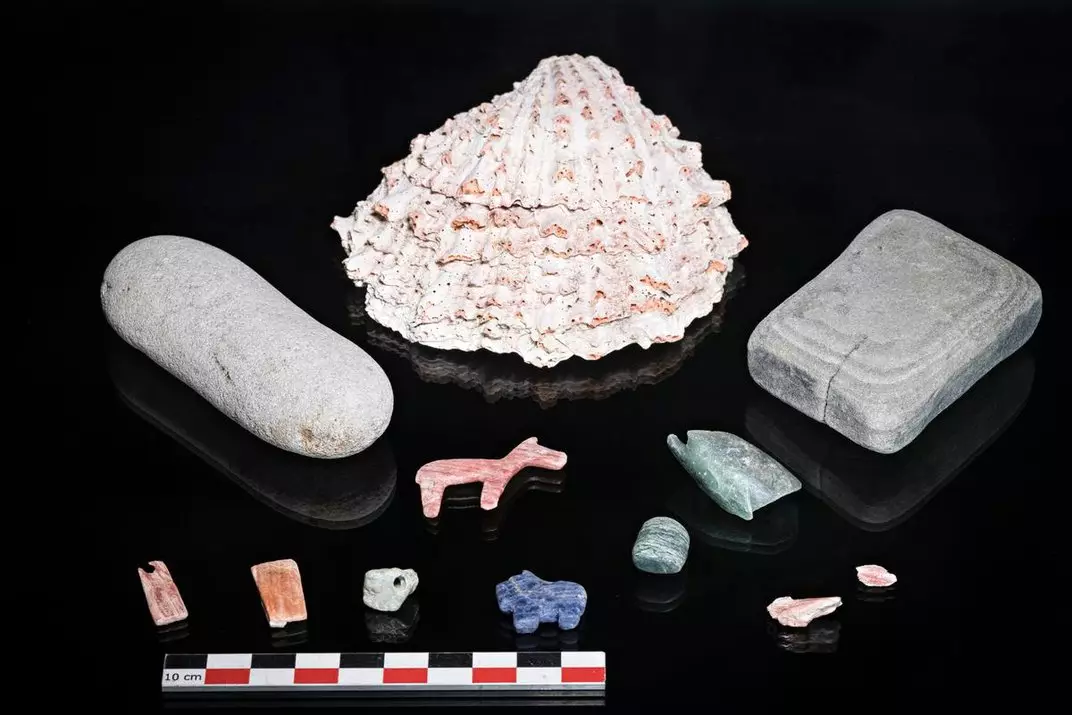 Tiwanaku Stone uye Shell Artifacts