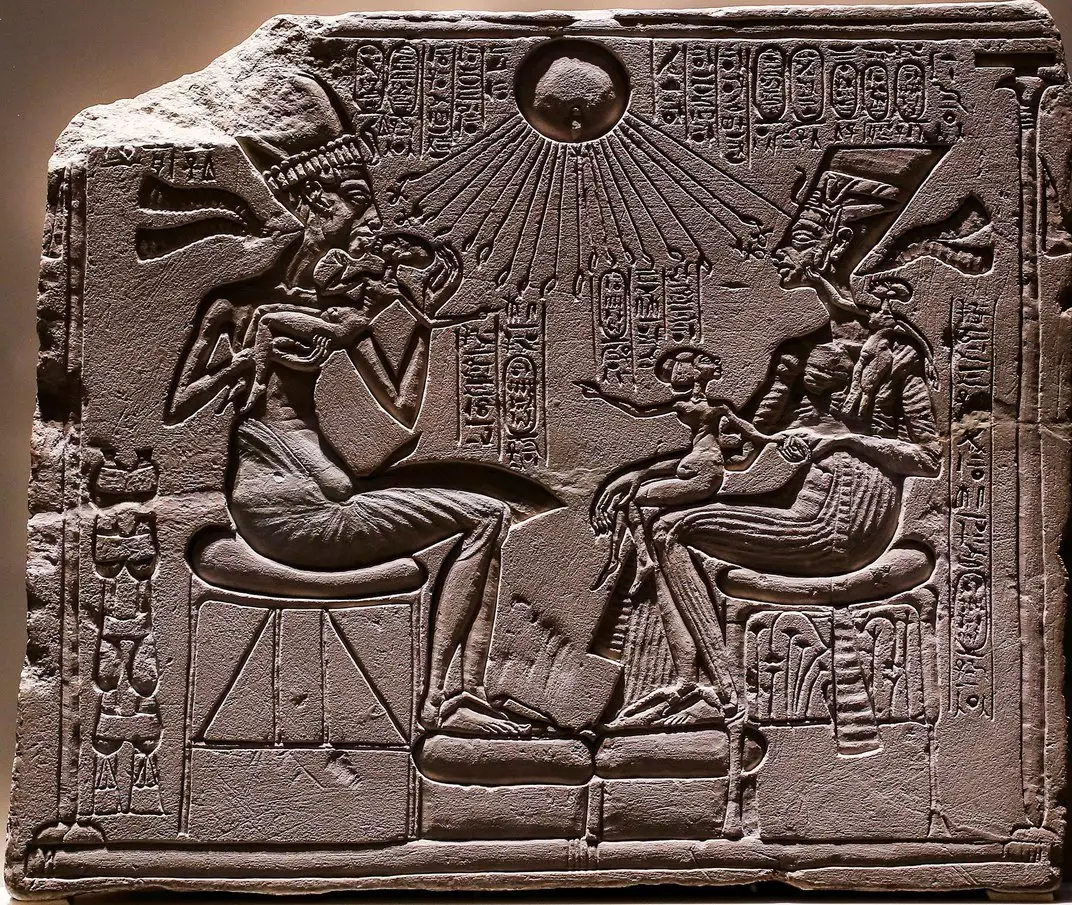 Senovės Egipto reljefas, vaizduojantis Echnatoną, Nefertitę ir jų vaikus