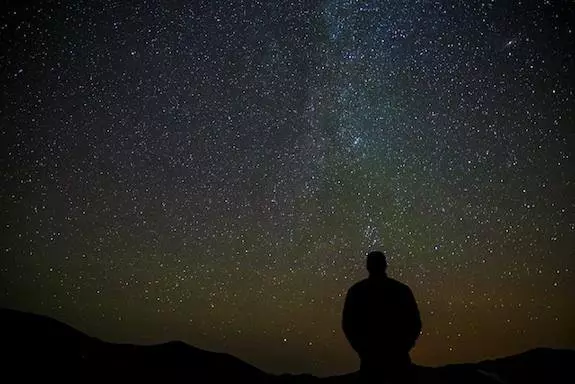 Perseid උල්කාපාත වර්ෂාව අතරතුර තරු නිරීක්ෂණය කිරීම