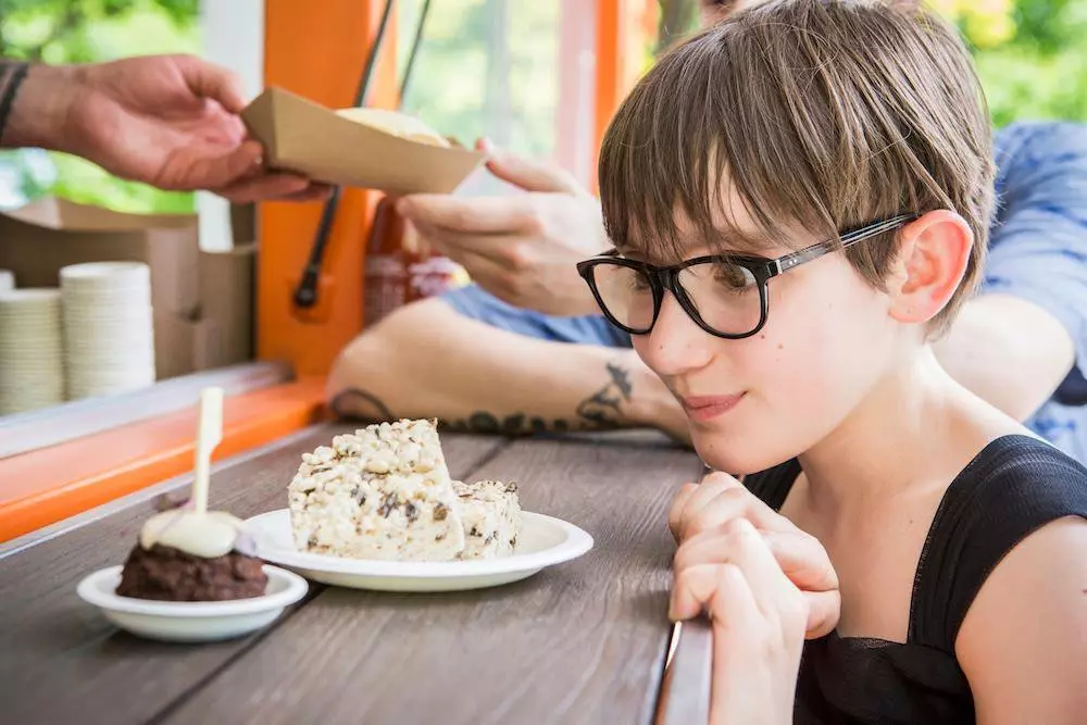 Enfant avec de la nourriture