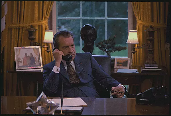 Nixon um Telefon