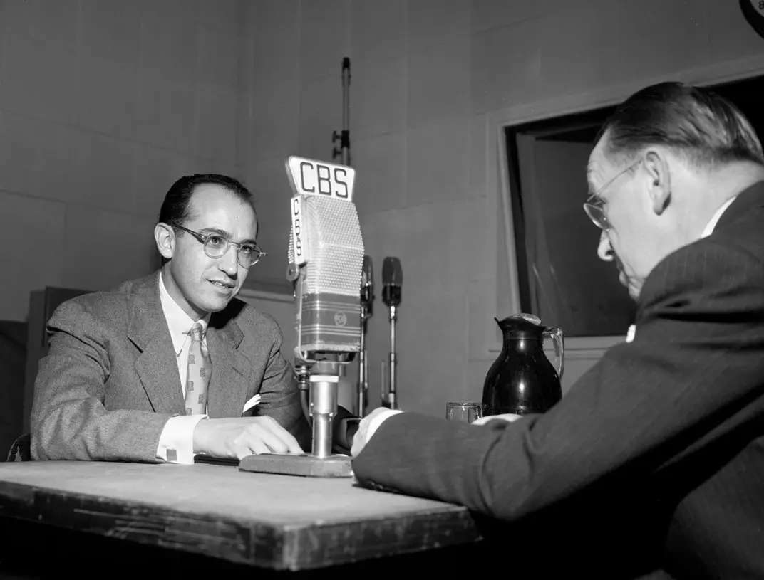 Jonas Salk radio bilen söhbetdeşlik geçirýär