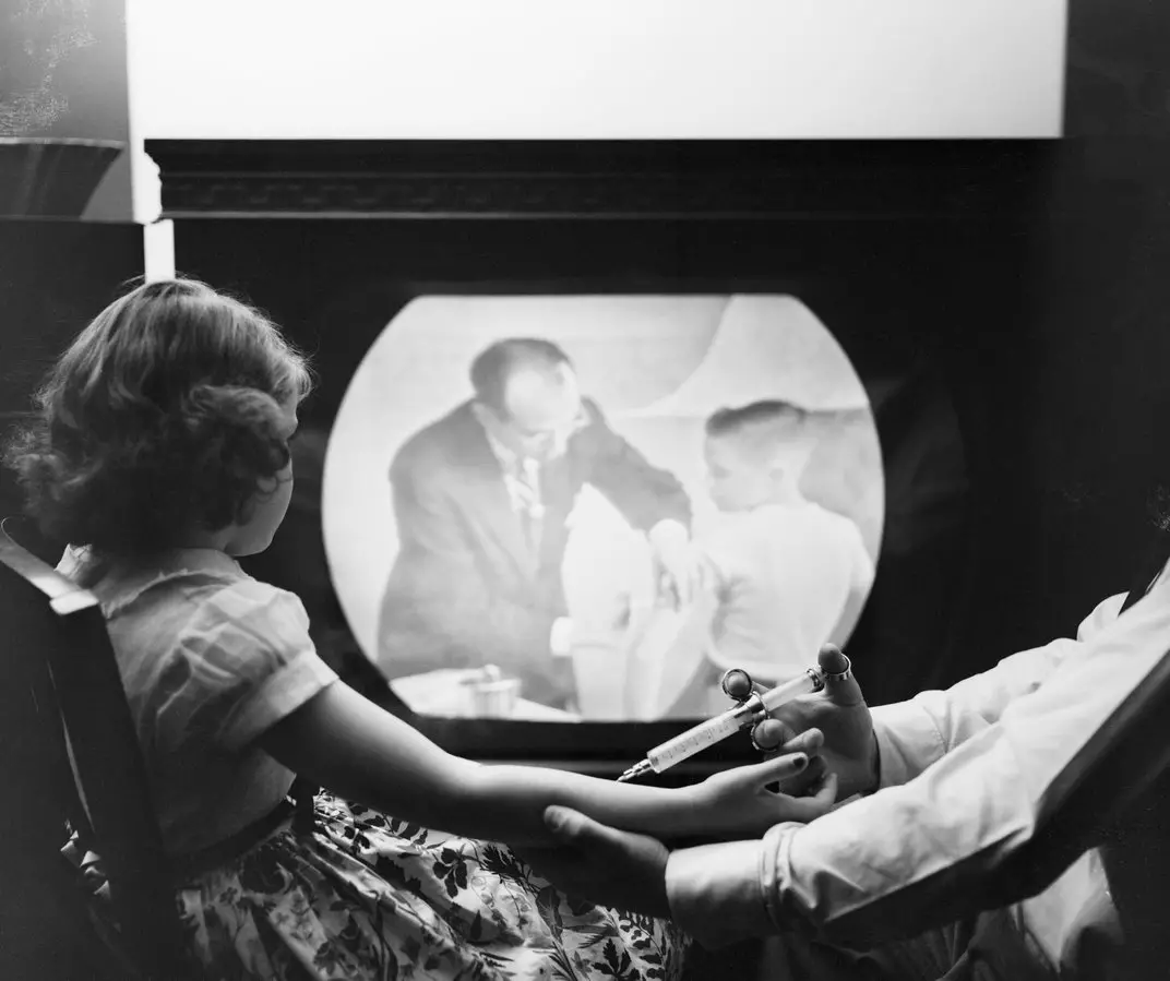 兒童在觀看 Jonas Salk 注射疫苗的廣播時接受脊髓灰質炎疫苗