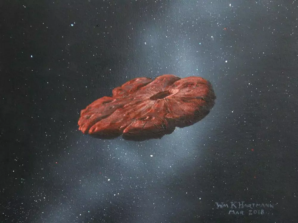 'Oumuamua'nın bir resmi, onu ortasında bir krater bulunan kırmızı, düz, dairesel bir kaya yığını olarak gösteriyor.