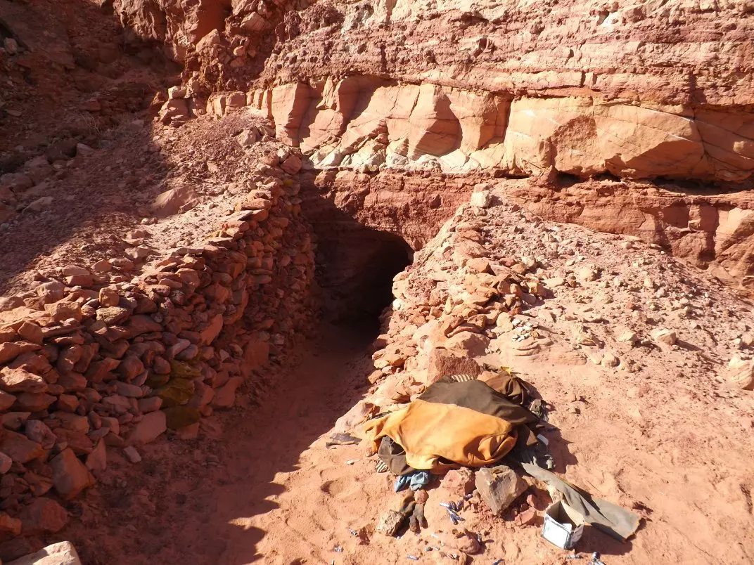 Pelombong fosil menerokai gua seperti ini untuk mencari spesimen prasejarah untuk dituai dan dijual.