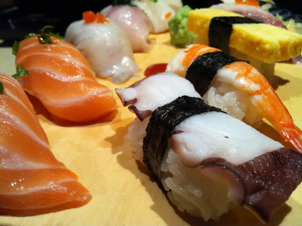 Bild av sushi gjord med rå fisk