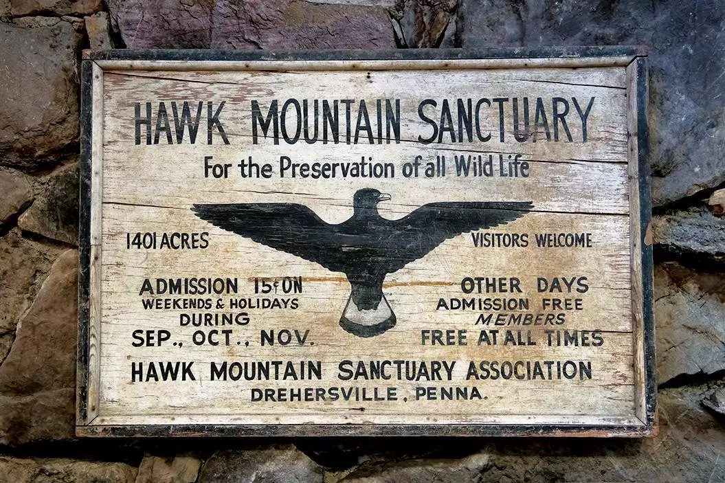 Un semn de Munte Hawk din anii 1930