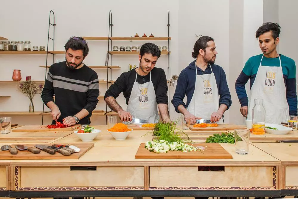 शरणार्थी जर्मनों को सिखा रहे हैं कि उनका पारंपरिक भोजन कैसे पकाना है