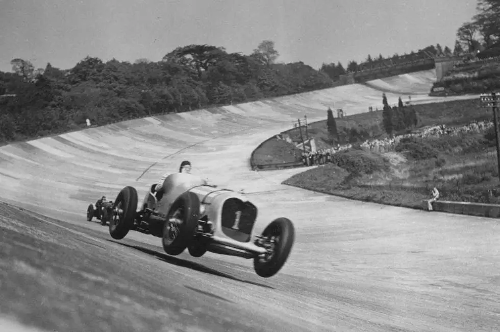 पहिली मोटर रेसिंग रिंग