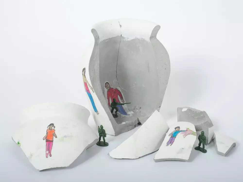 London Exhibit သည် ဆယ်ကျော်သက် ဒုက္ခသည်များ ဖန်တီးထားသော အစွမ်းထက်သော အနုပညာလက်ရာများကို ပြသထားသည်။