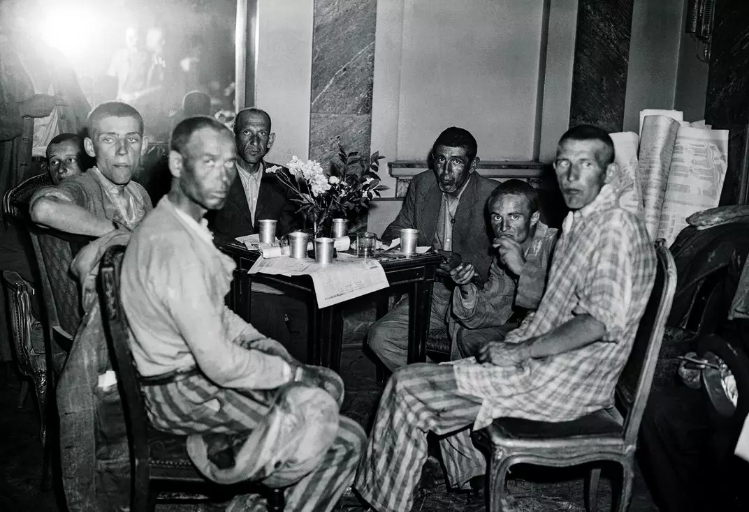 Sobrevivientes del campo de exterminio en el Hotel Lutetia