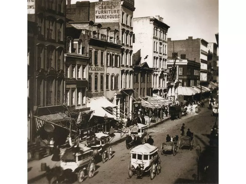 1858 年，纽约百老汇街景。