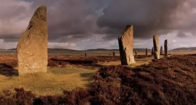 Ring of Brodgar liegt auf den Orkney-Inseln
