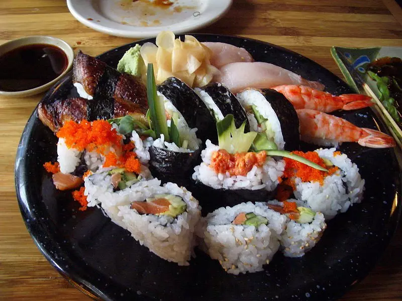 800px-Sushi_and_Maki_Feast.jpg