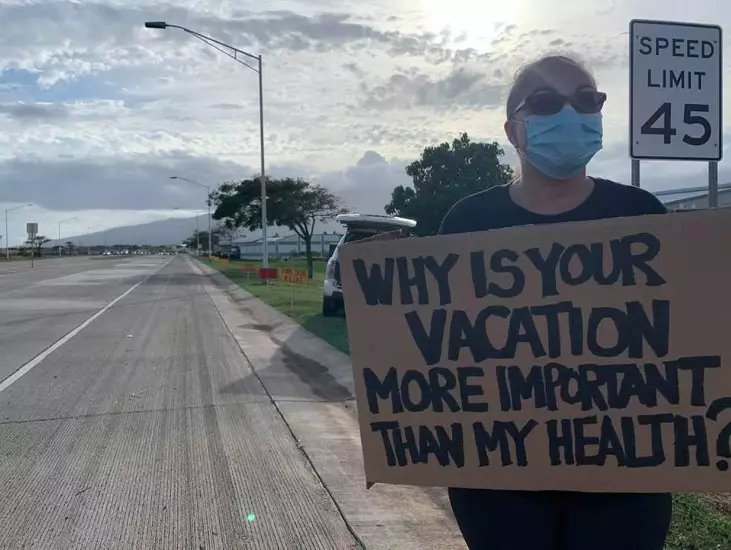 Протестиращ на Мауи по време на кризата с Covid-19